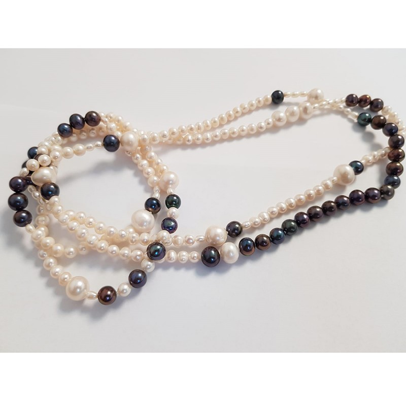 Colier lung cu mix de perle albe si negre